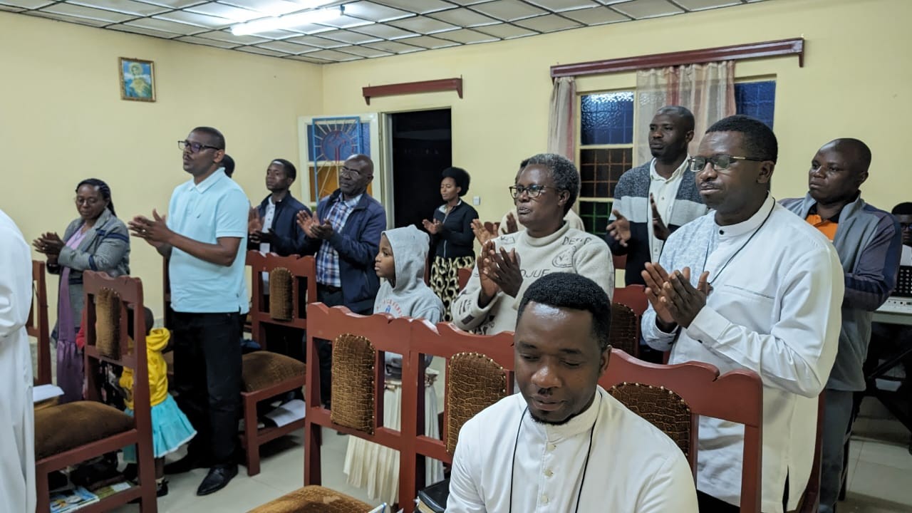 RWANDA : Communauté de KIRAMBO – bénédiction du nouveau mobilier ...